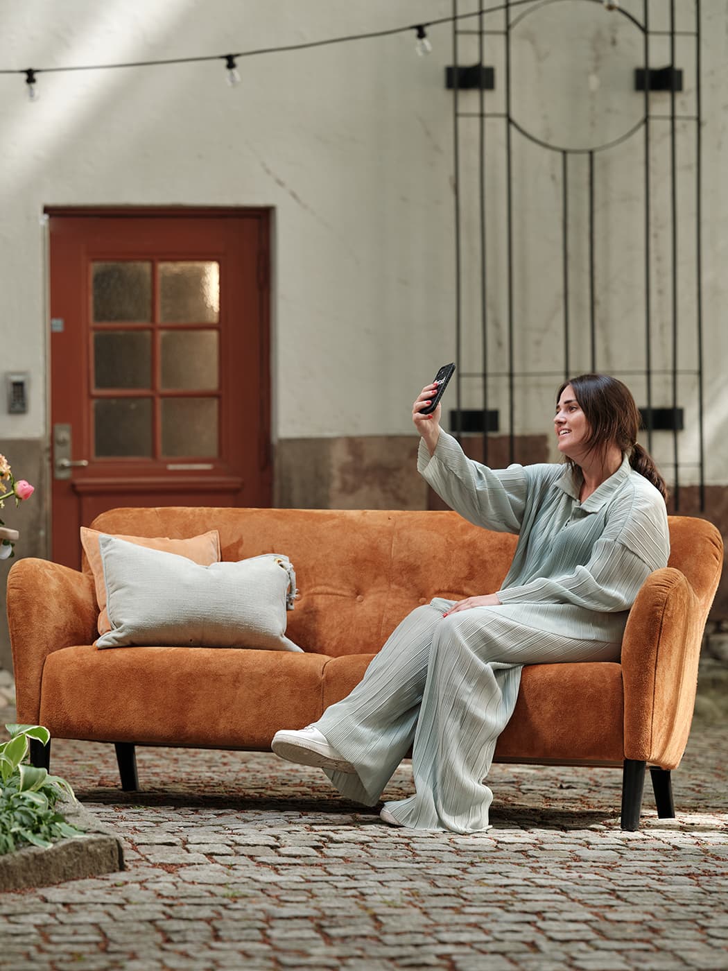 Braunes Sofa aus Leinen, Samt oder Baumwolle | SWEEF