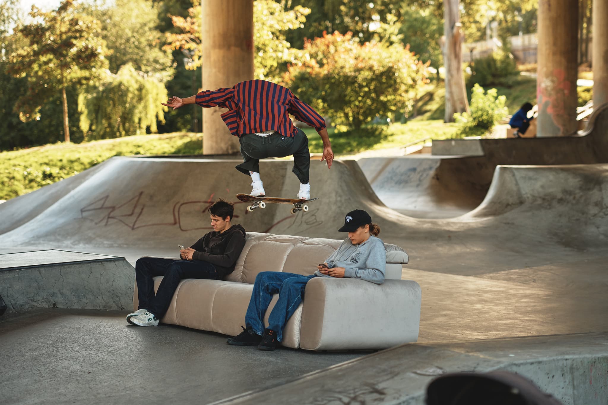 VALROSSEN | Stilvolles, großes, modernes Schlafsofa aus Samt, Bouclé ...